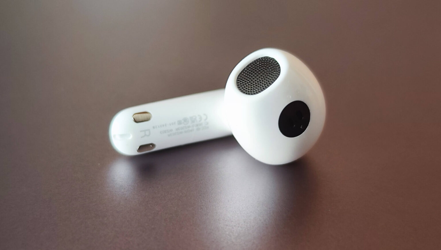Эти наушники намного дешевле AirPods 4, но имеют те же возможности ...